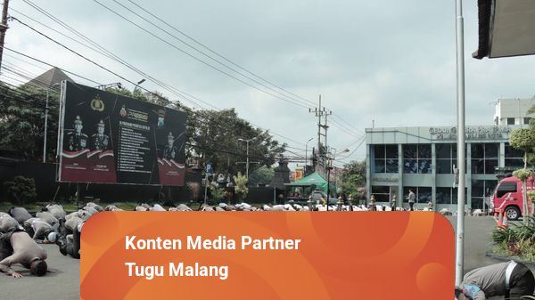 Anggota Polresta Malang Sujud Mohon Ampun atas Tragedi Kanjuruhan ... Anggota Polresta Malang Sujud Mohon Ampun atas Tragedi Kanjuruhan ...
